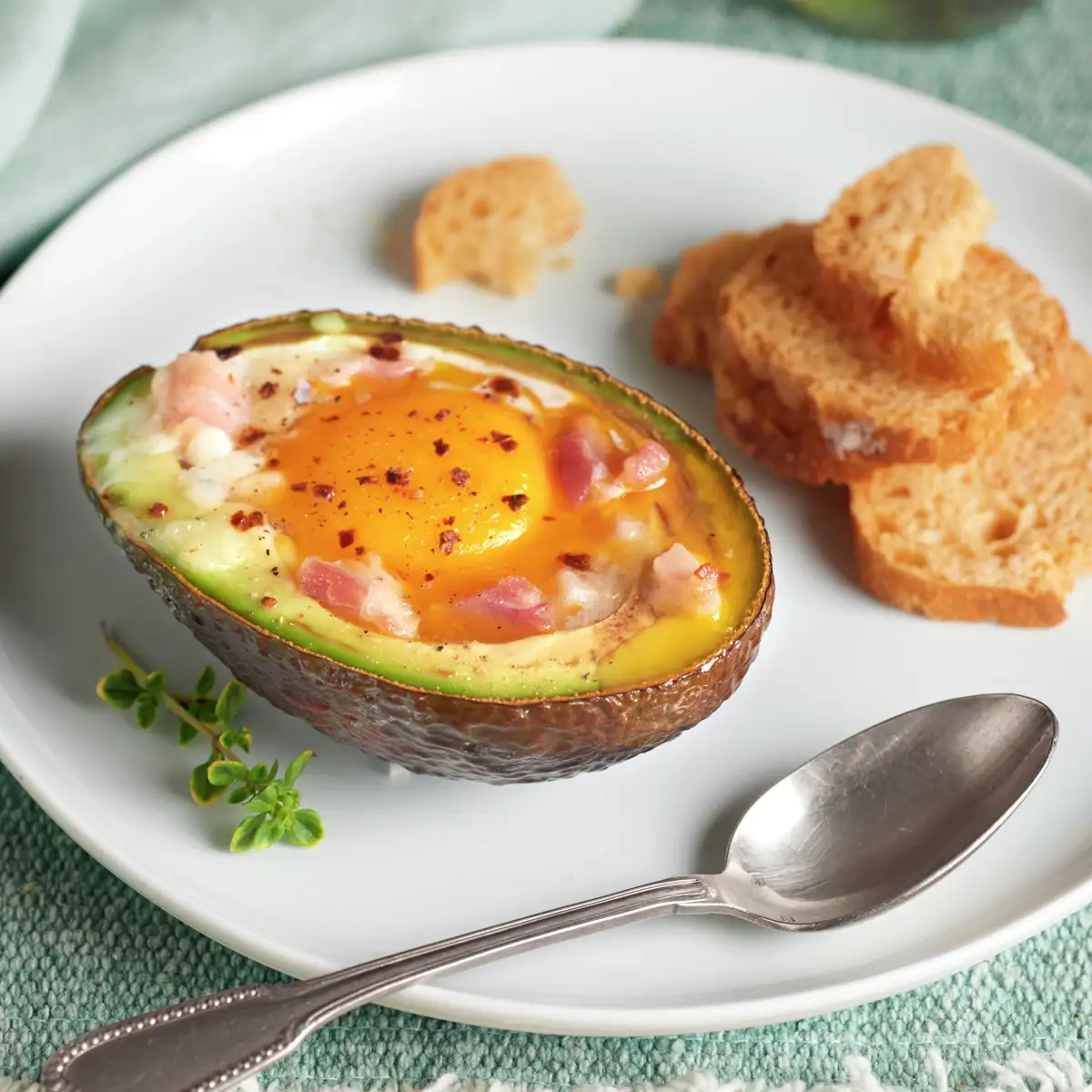 Aguacate relleno con beicon, queso y huevo, para una cena rápida y original