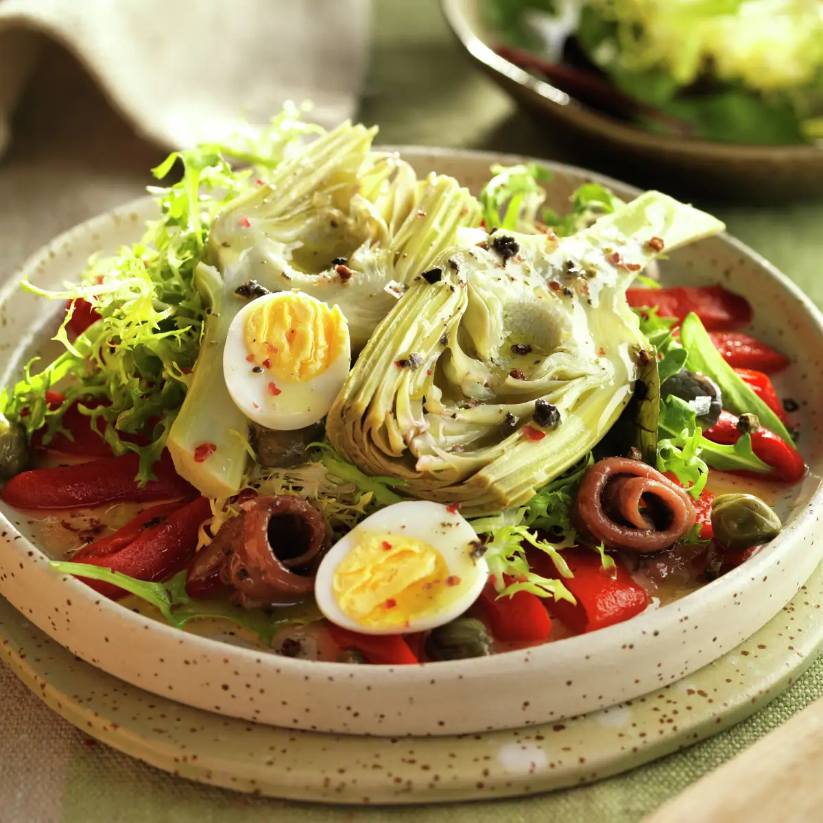 Alcachofas en ensalada templada con huevo de codorniz, anchoas y ...