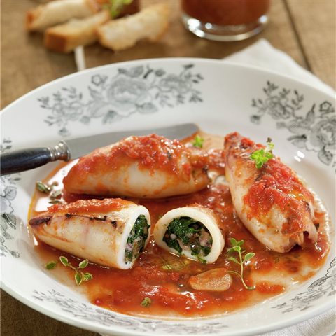 Calamares rellenos en salsa de tomate