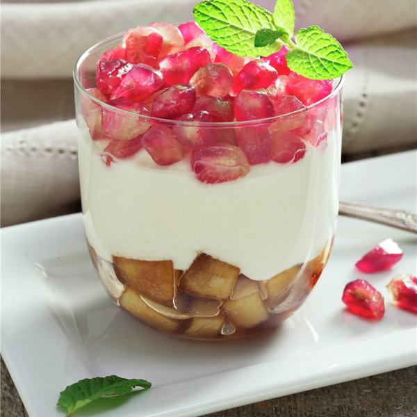 Postre fácil de otoño con crema de queso, granada y manzana