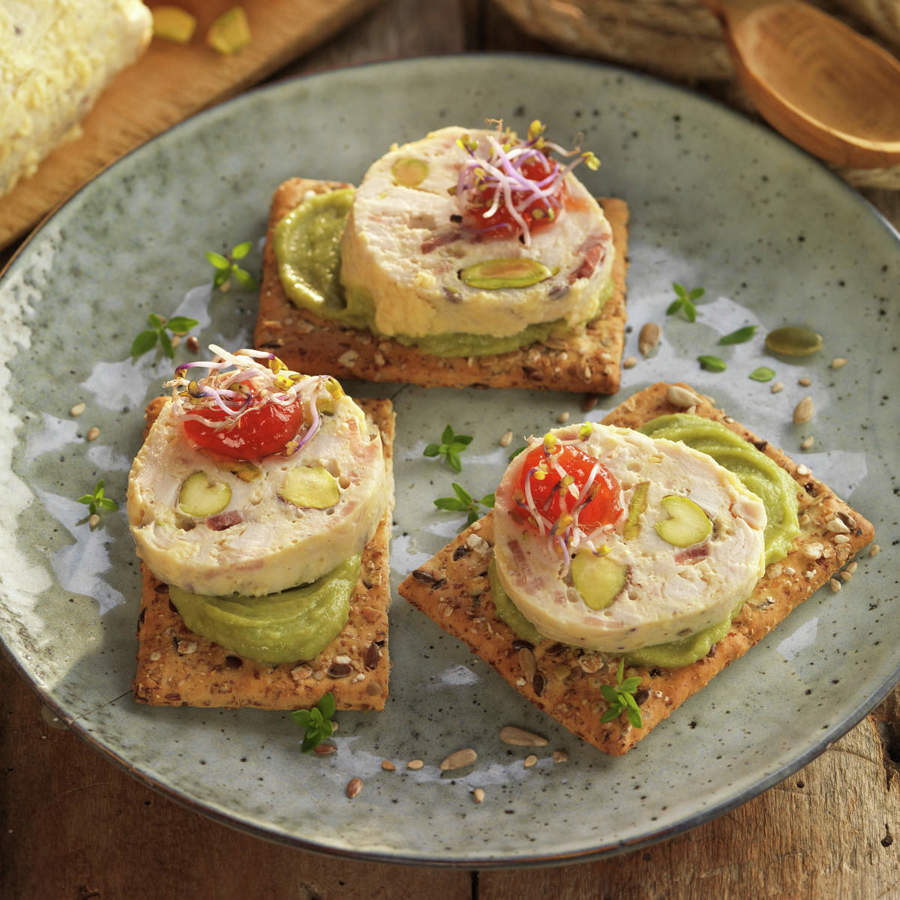 Canapés caseros con fiambre de pollo y pistachos