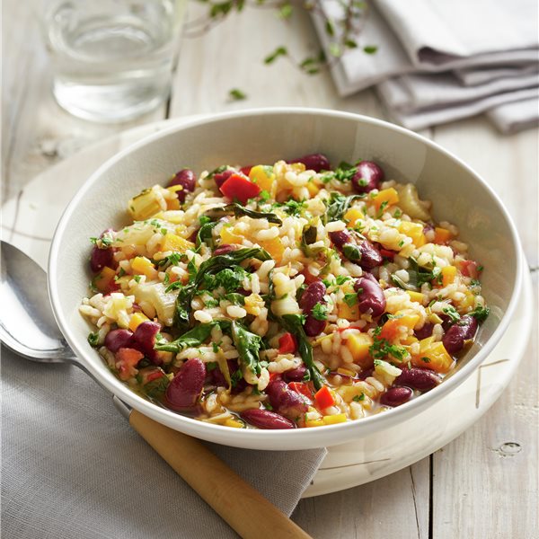 Guiso de verduras especiadas, trigo sarraceno y algas, un plato de ...