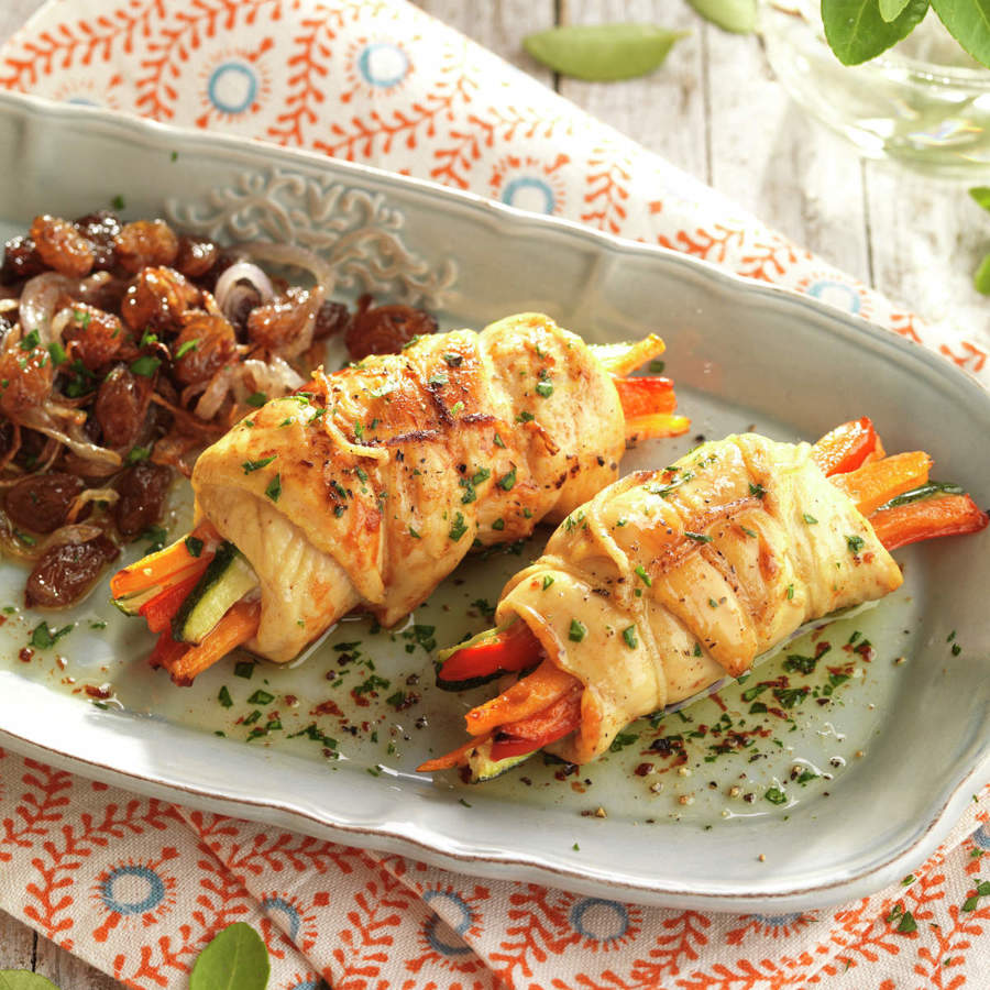Rollitos de pollo al horno rellenos de calabacín, zanahoria y pimientos