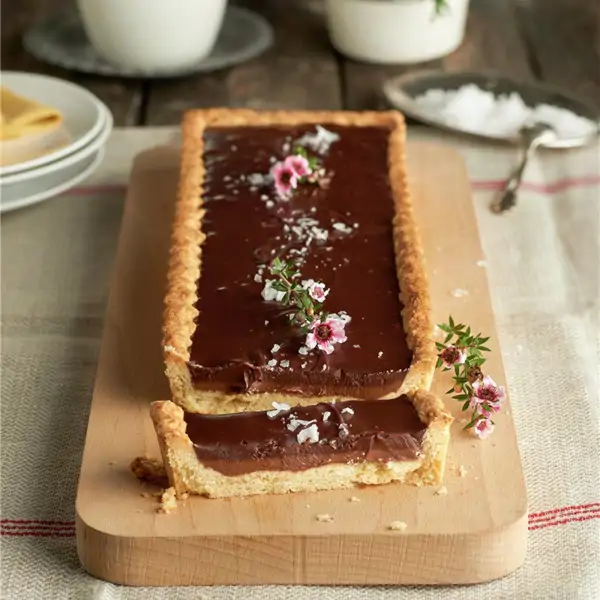 Tarta dos chocolates con escamas de sal y base de almendra ¡una ...