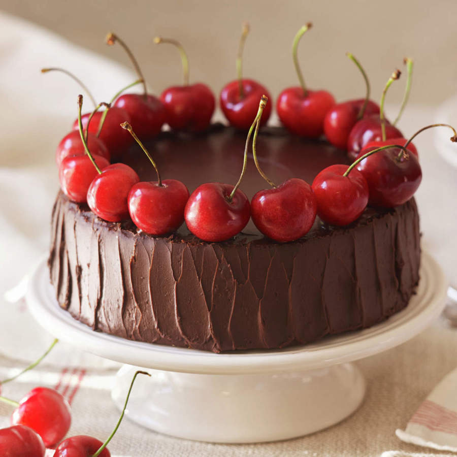 Tarta de chocolate con cerezas y avellanas