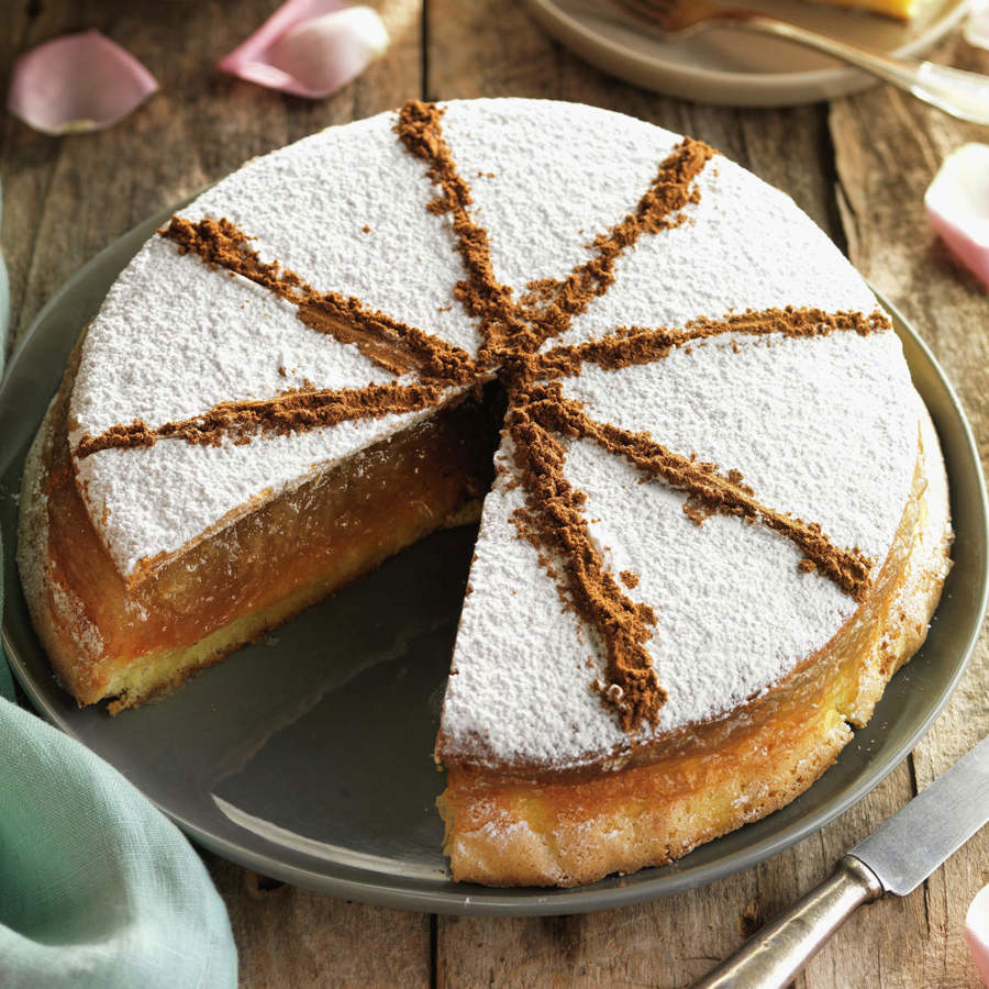 Torta del inglés con de cabello de ángel, un clásico de Carmona (Sevilla)