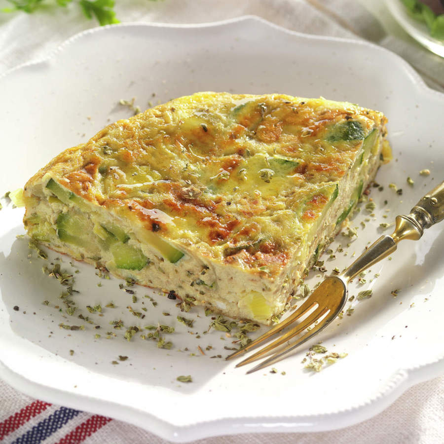 Tortilla jugosa de calabacín y puerro ¡ideal para cenar!