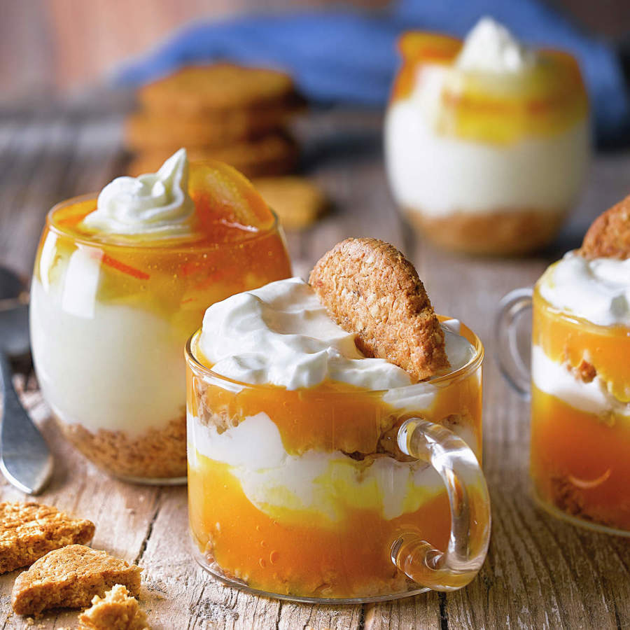 Postre fácil de mango, yogur y mascarpone con galleta de avena (en vaso)