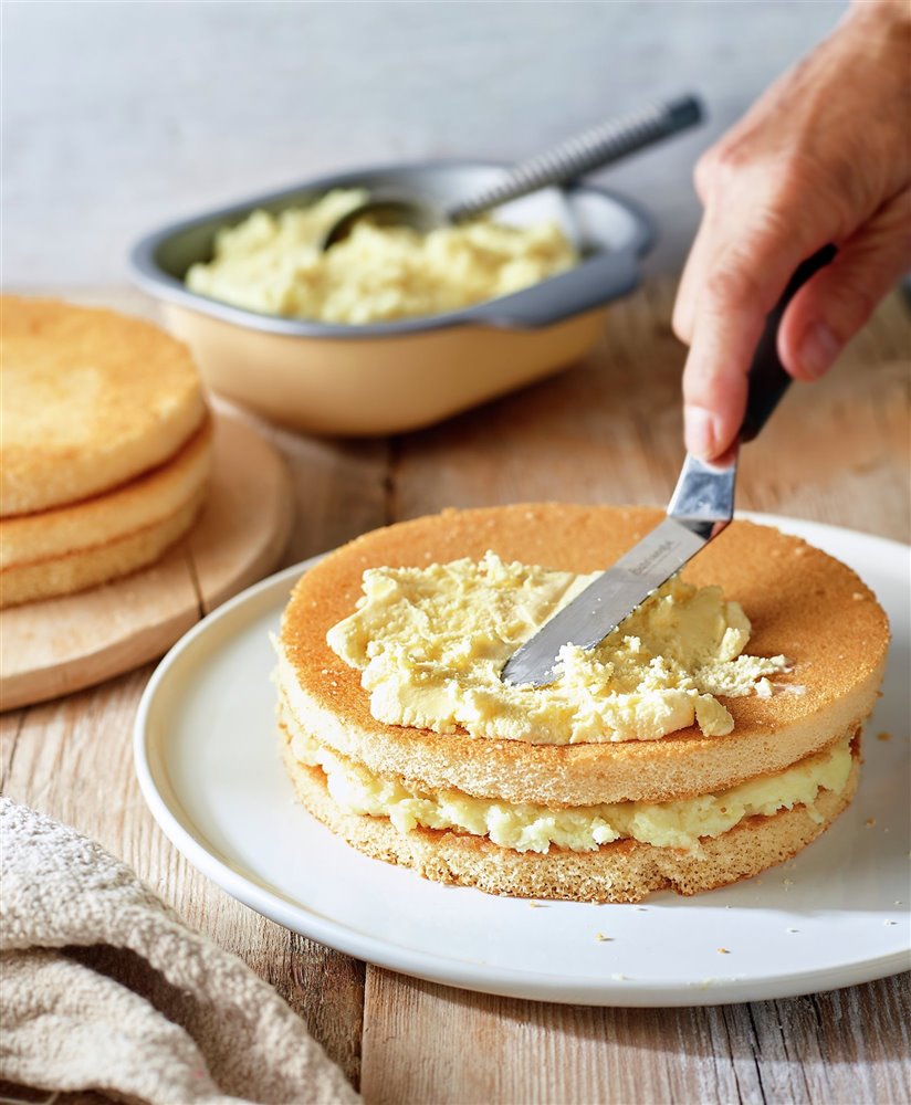 Pastel con helado y nata