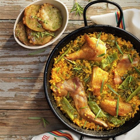 Paella de conejo y pollo
