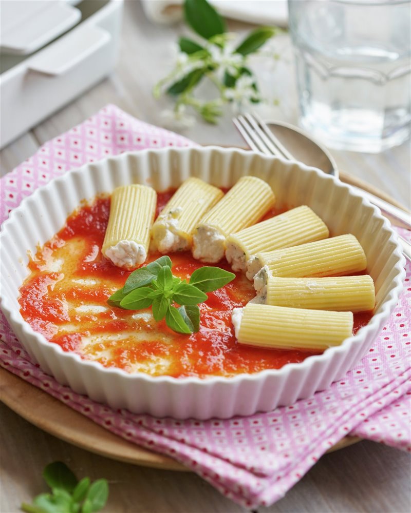 Macarrones XL rellenos de bonito y requesón