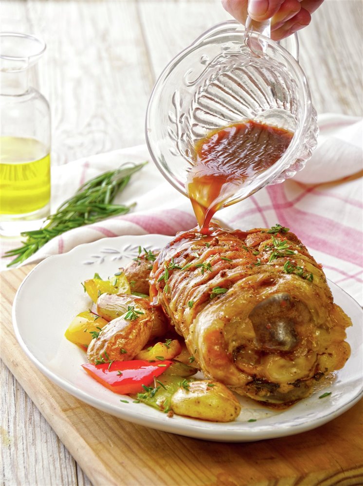 Codillo al horno con verduras, la receta de la abuela en versión exprés