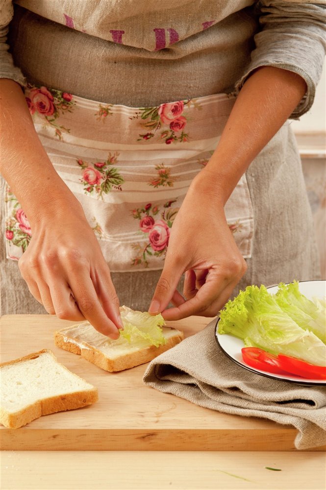 Sándwich club de jamón, queso y beicon