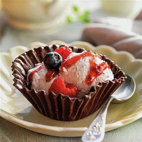 Tulipa de chocolate con helado de frutos rojos
