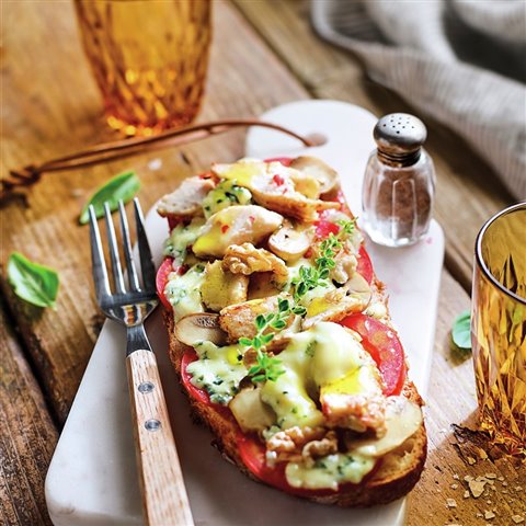 Tosta de pollo con queso azul