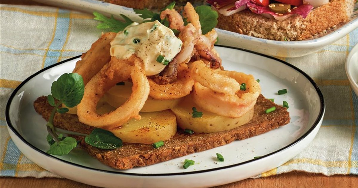 Tostas de patata y calamar, la receta que reinventa la tapa clásica del bar