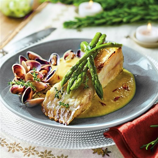 Rodaballo con tellinas y salsa de azafrán y cava