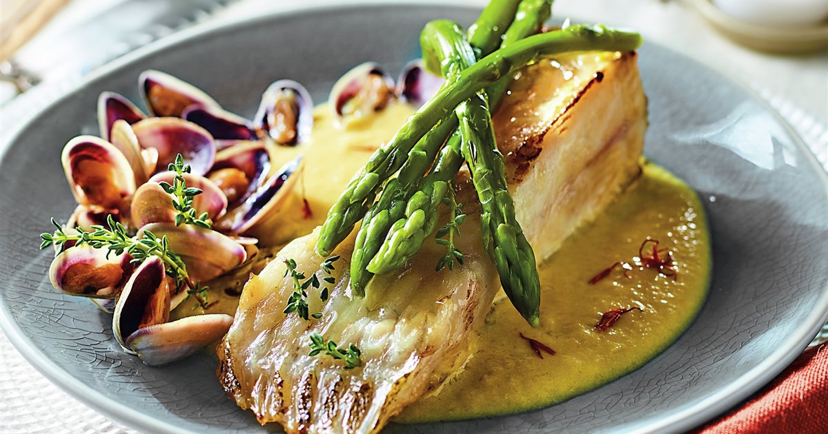 Rodaballo con tellinas y salsa de azafrán y cava