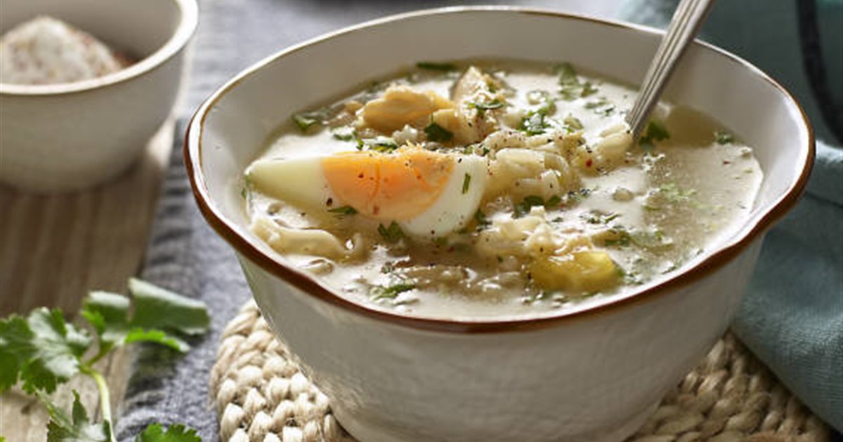 Caldo de pollo casero con fideos y huevo duro