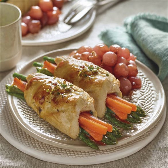 Rollitos de pechuga con cebollitas al vino