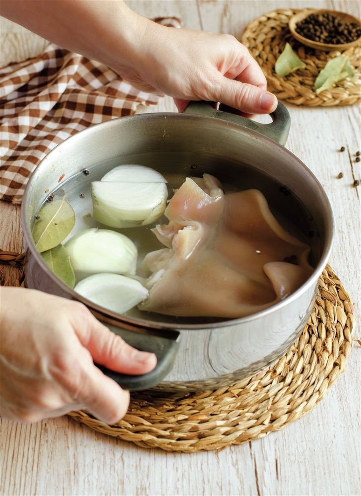 Oreja de cerdo frita con salsa brava (del Tragatá de Ronda)
