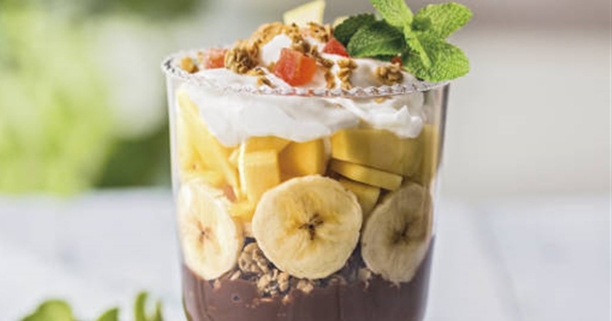 Copa de frutas con chocolate negro y merengue