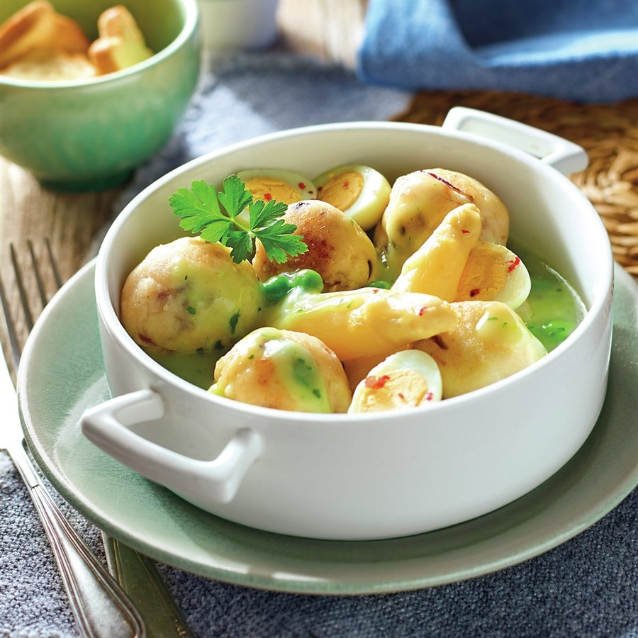 Albóndigas de cazón en salsa verde con espárragos y huevo duro