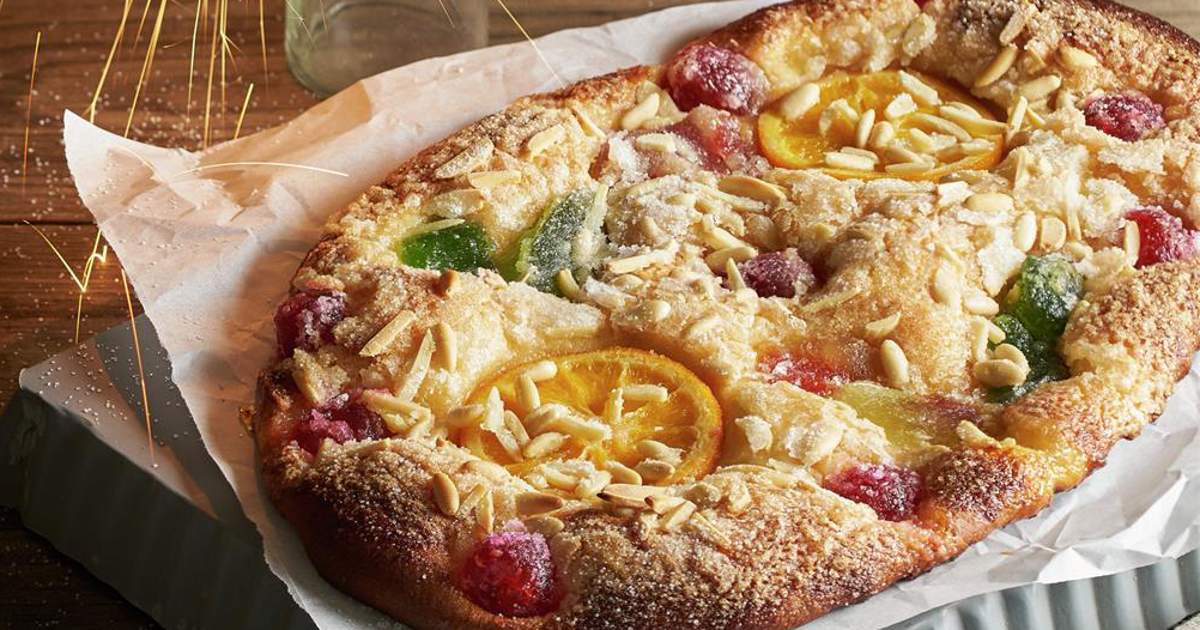 Coca de piñones y fruta confitada, la receta casera