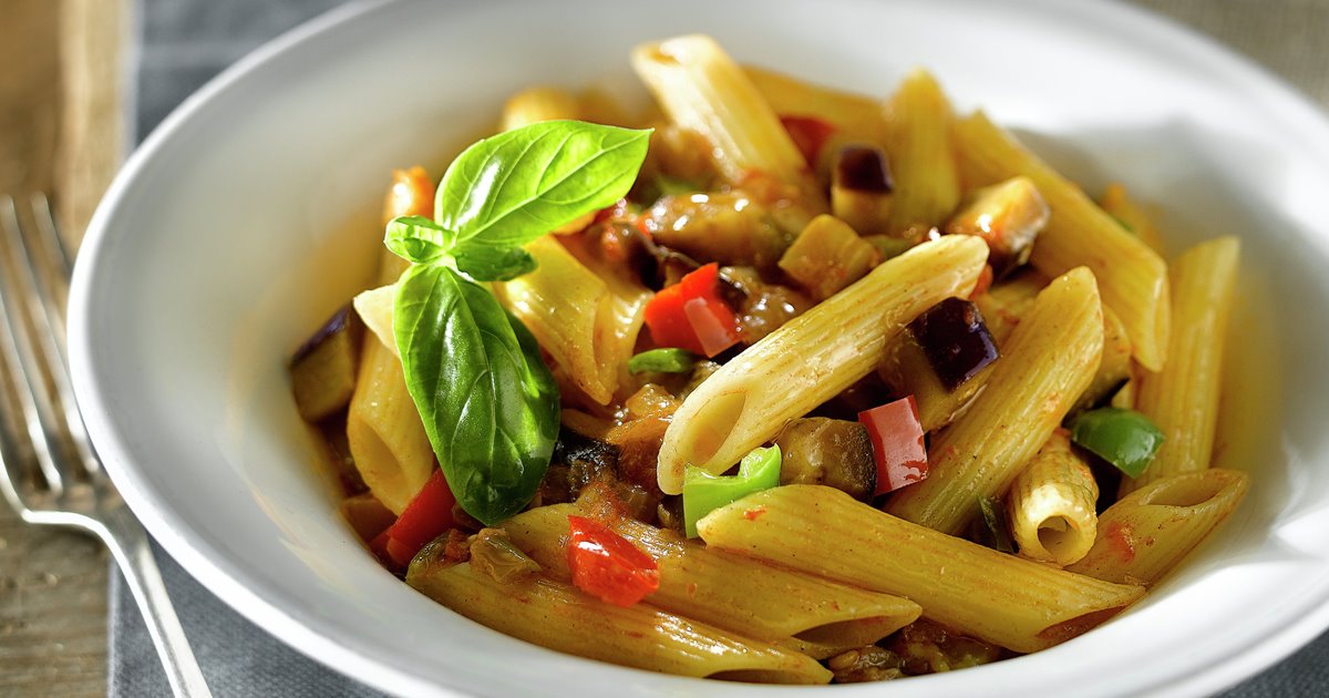 Macarrones ligeros salteados con verduras