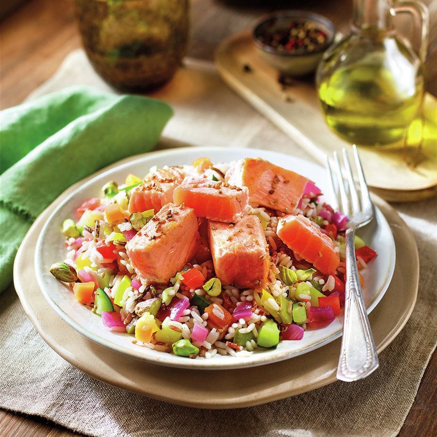 Salteado de arroz salvaje con verduras y salmón