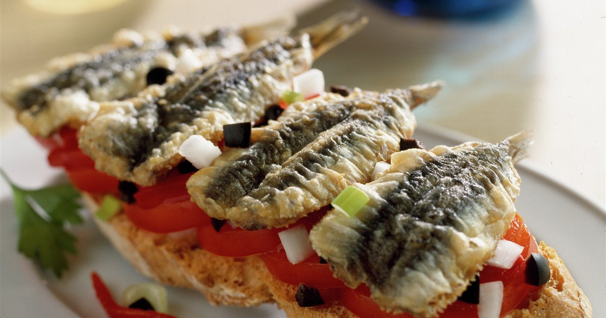 Boquerones fritos con tosta de tomate