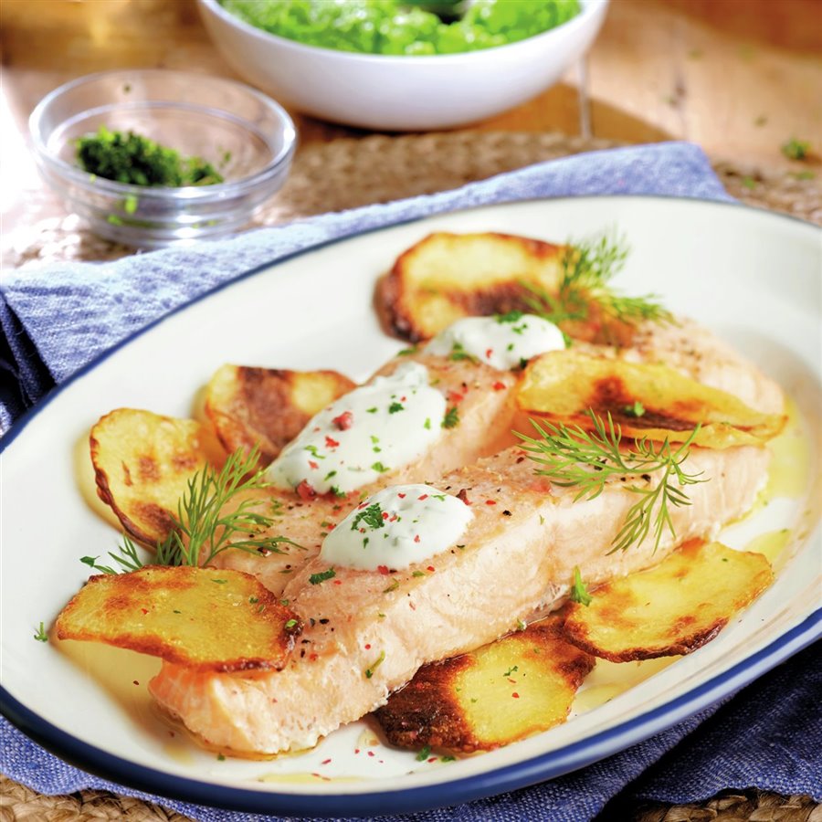 Salmón al horno con patatas chips y salsa de yogur