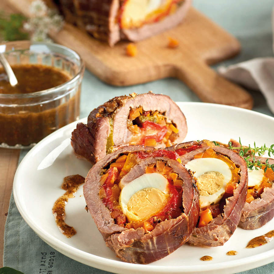 Ternera enrollada con huevo, queso y pimientos, el matambre argentino