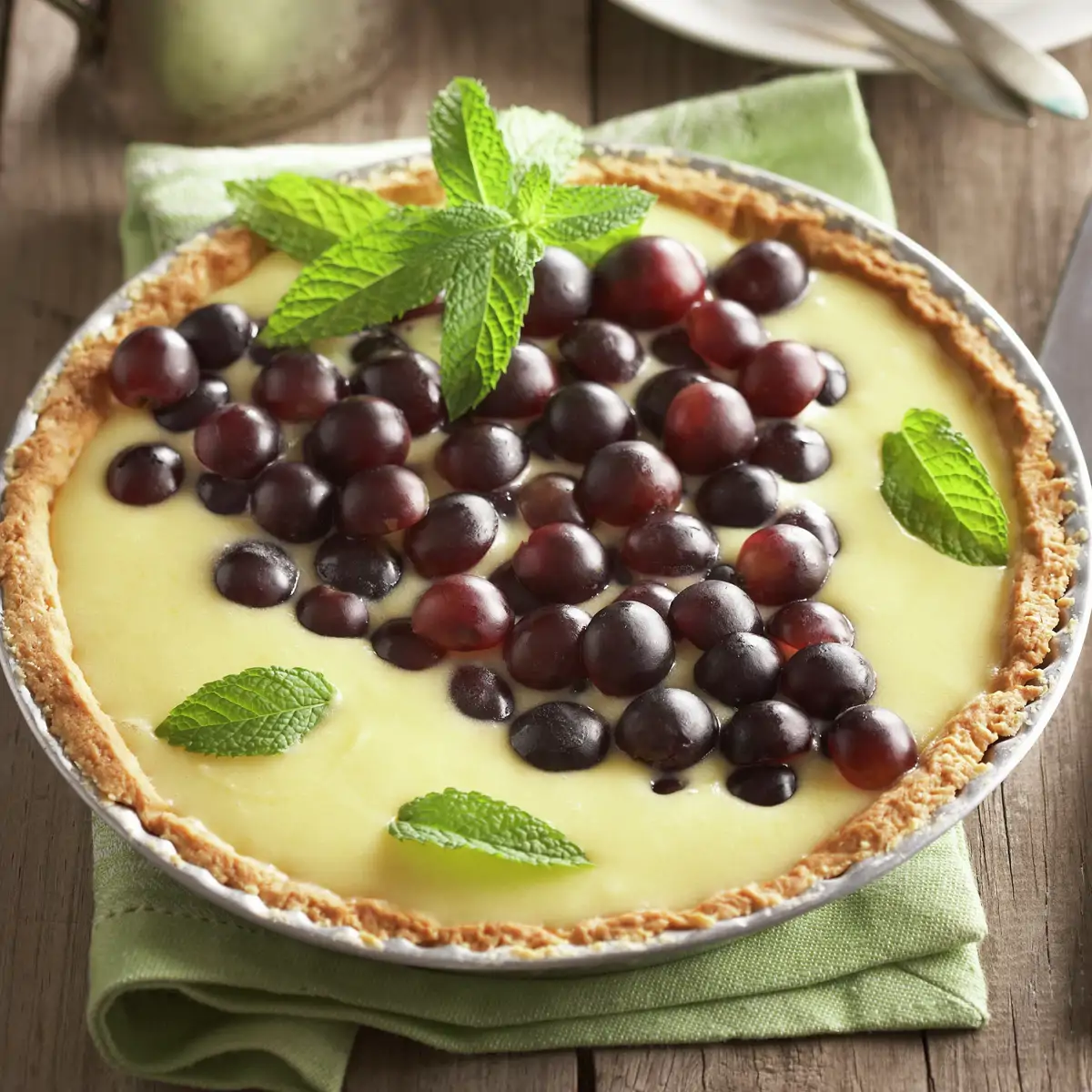 Tarta casera de limón con uvas, un postre espectacular para Nochevieja