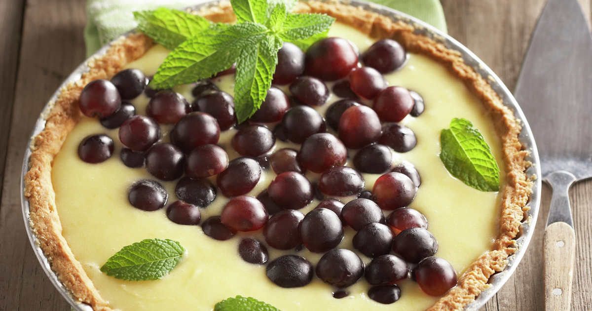 Tarta casera de limón con uvas, un postre espectacular para Nochevieja