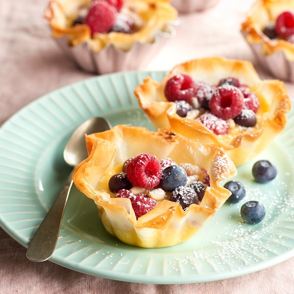 Pastel de limón con pasta filo y frutos del bosque: un dulce fácil con ...