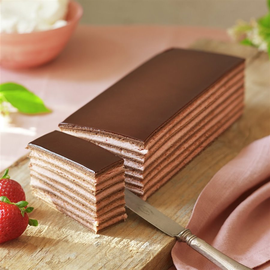 Tarta ópera rellena de fresa y chocolate