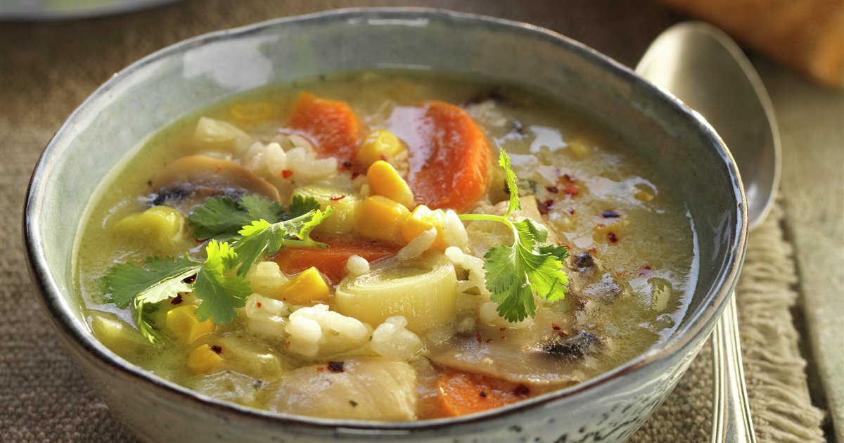 Sopa thai (con verduras, arroz y pollo)