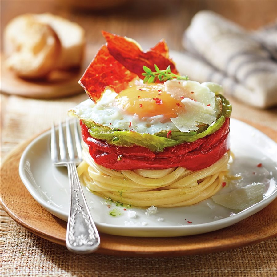 Timbal de pasta con pimientos, huevo y jamón