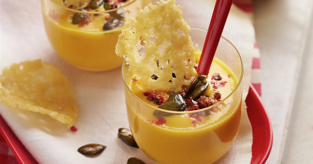 Chupitos de crema de calabaza con teja de parmesano