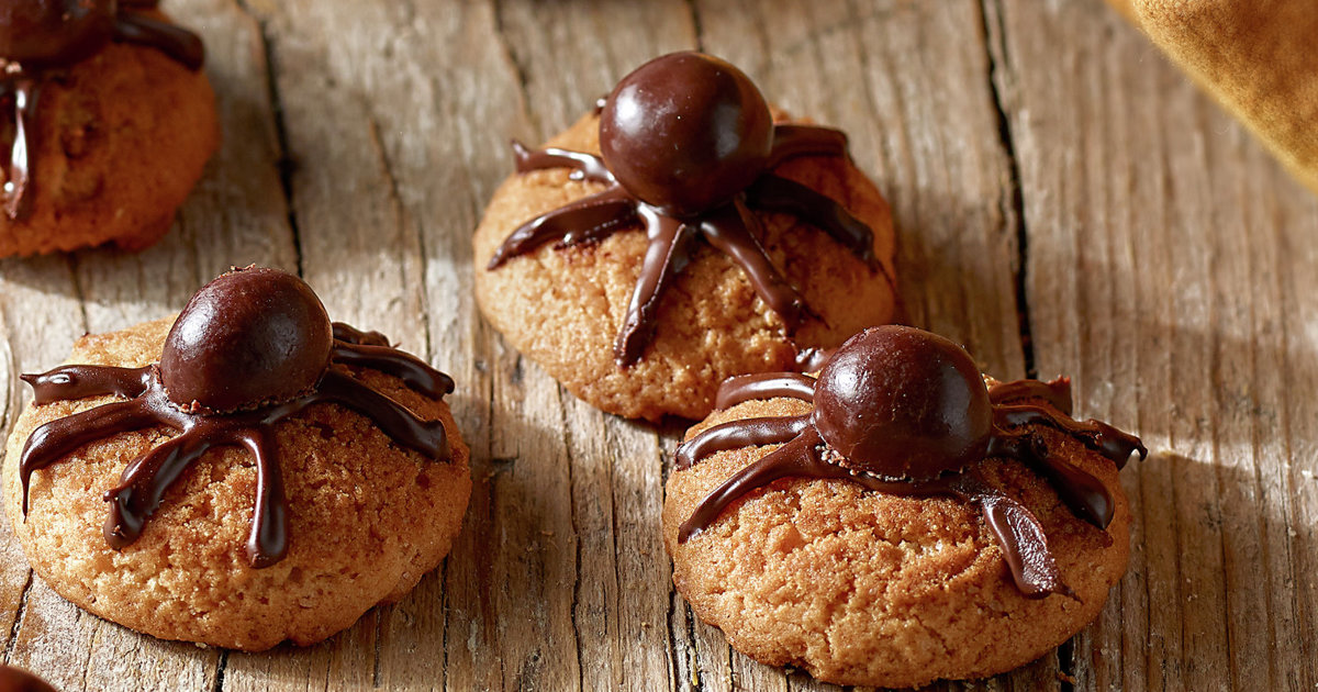 Cómo hacer arañas de chocolate con galletas (para Halloween)