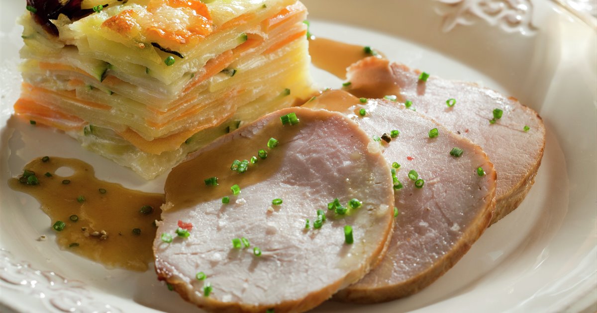 Lomo asado al horno con pastel de verduras