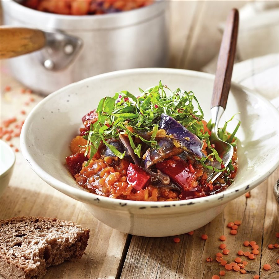 Borsch de lentejas rojas, lombarda y remolacha