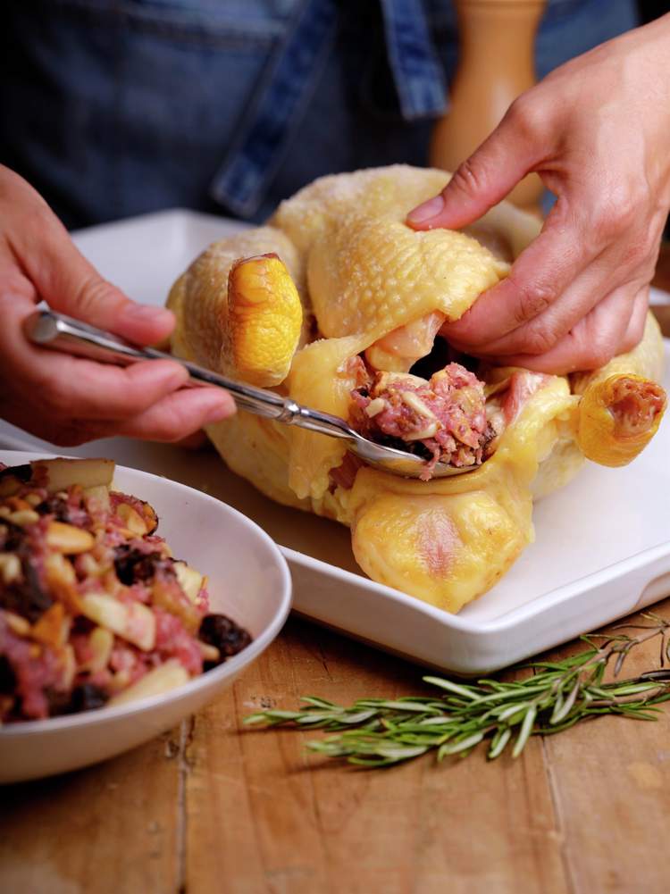 Capón relleno con salchichas, manzana y frutos secos