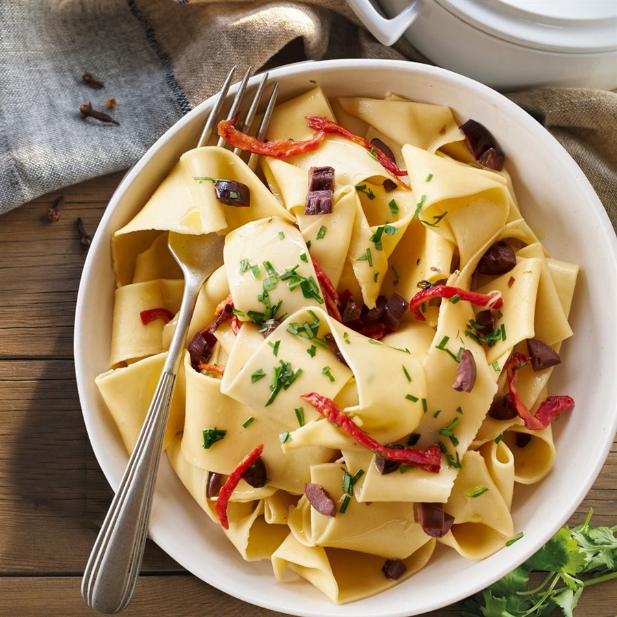 Pasta fresca con tomate seco y aceitunas de los hermanos Torres