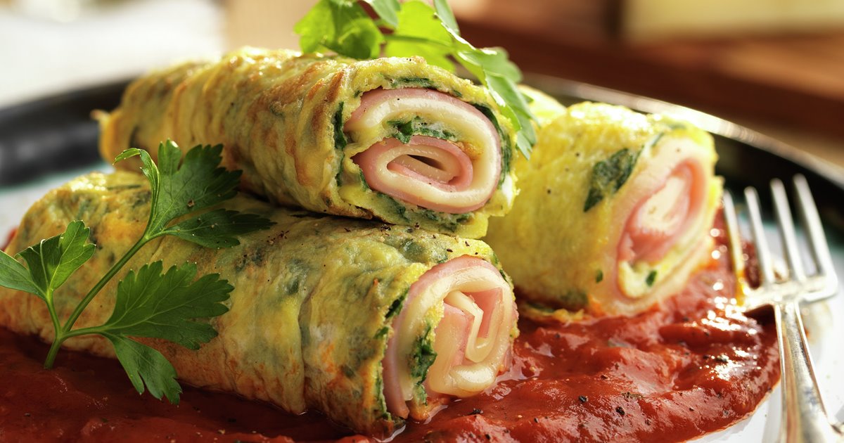 Tortillas rellenas de fiambre de pavo y queso en salsa de tomate