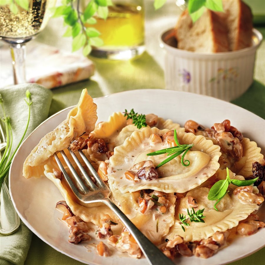 Anolini de berenjena y cebolla caramelizada con salsa de frutos secos
