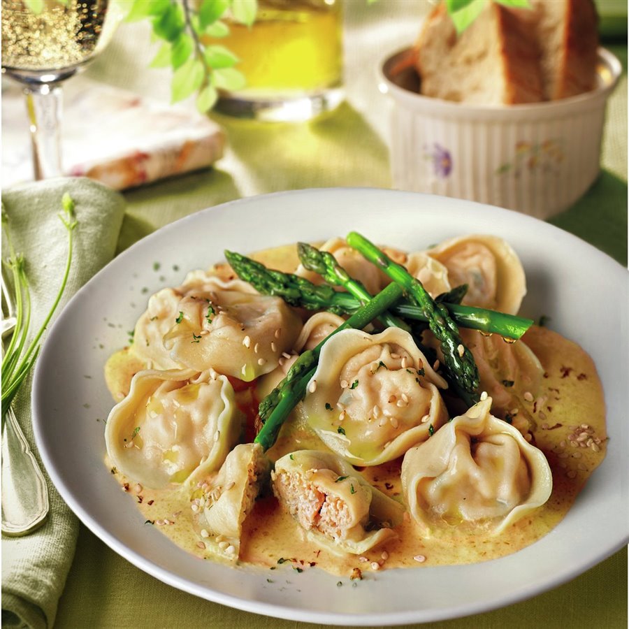 Cappelletti de salmón fresco con espárragos y salsa de pimientos