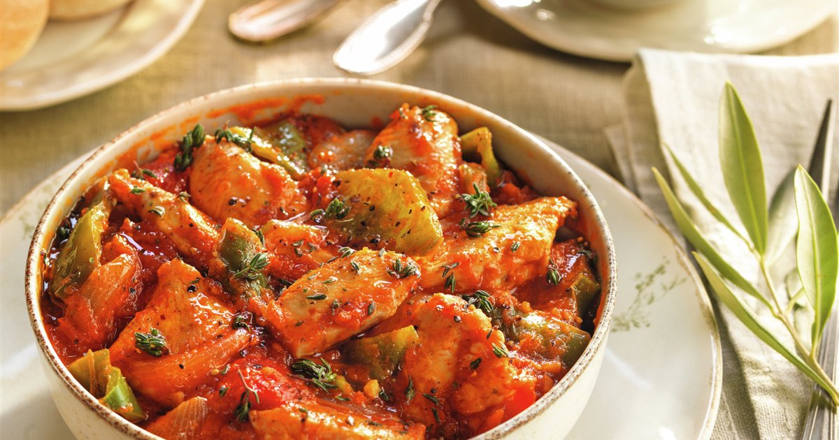 Fritada de pollo y verduras con salsa de tomate