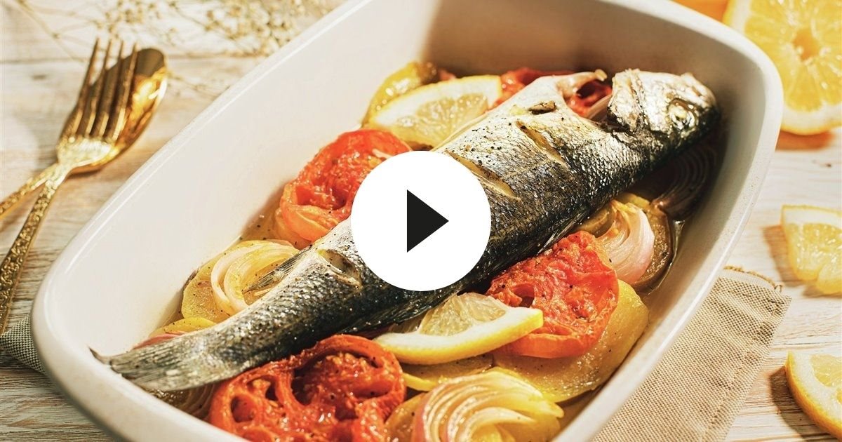Lubina al horno con patatas, la receta más fácil (con vídeo)